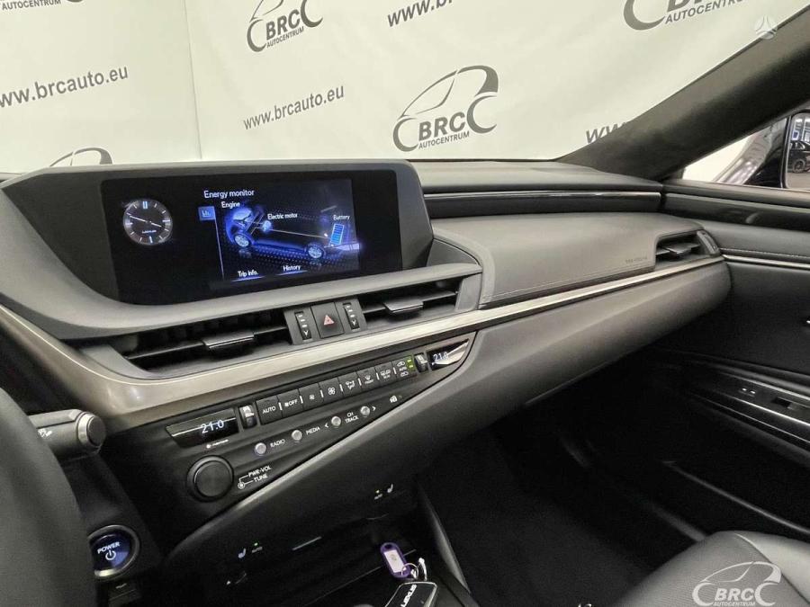 Black Lexus ES 300 H 2020 in Vilnius, with an engine capacity of 2.49 L and mileage of 202 thousand km for 24500 €, photo 29 on AUTOMOTO.COM.LV
