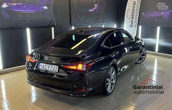 Black Lexus ES 300 H 2020 in Avizieniai, with an engine capacity of 2.50 L and mileage of 154 thousand km for 29500 €, photo 2 on AUTOMOTO.COM.LV