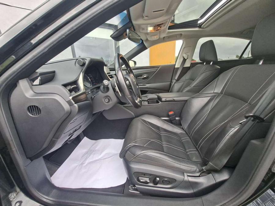 Melns Lexus ES 300 H 2020 Viļņa, ar dzinēja tilpumu 2.49 L un nobraukumu 172 tūkst. km par 24900 €, foto 7 vietnē AUTOMOTO.COM.LV