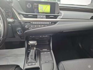 Melns Lexus ES 300 H 2020 Viļņa, ar dzinēja tilpumu 2.49 L un nobraukumu 172 tūkst. km par 24900 €, foto 13 vietnē AUTOMOTO.COM.LV