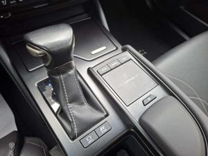 Melns Lexus ES 300 H 2020 Viļņa, ar dzinēja tilpumu 2.49 L un nobraukumu 172 tūkst. km par 24900 €, foto 16 vietnē AUTOMOTO.COM.LV