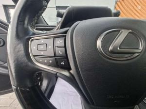 Melns Lexus ES 300 H 2020 Viļņa, ar dzinēja tilpumu 2.49 L un nobraukumu 172 tūkst. km par 24900 €, foto 17 vietnē AUTOMOTO.COM.LV