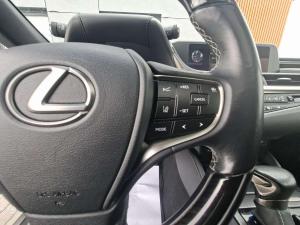 Melns Lexus ES 300 H 2020 Viļņa, ar dzinēja tilpumu 2.49 L un nobraukumu 172 tūkst. km par 24900 €, foto 18 vietnē AUTOMOTO.COM.LV
