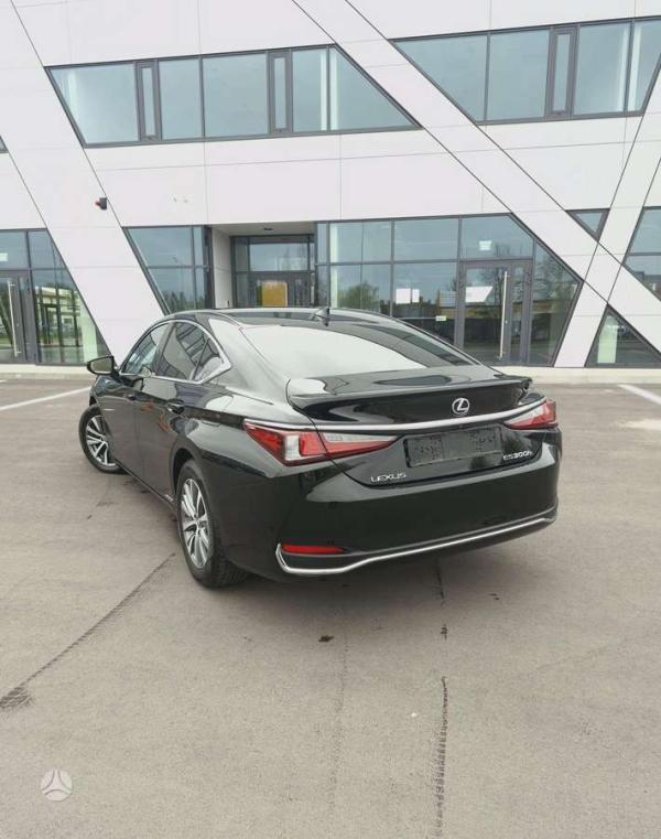 Melns Lexus ES 300 H 2020 Šauļi, ar dzinēja tilpumu 2.49 L un nobraukumu 242 tūkst. km par 19399 €, foto 5 vietnē AUTOMOTO.COM.LV