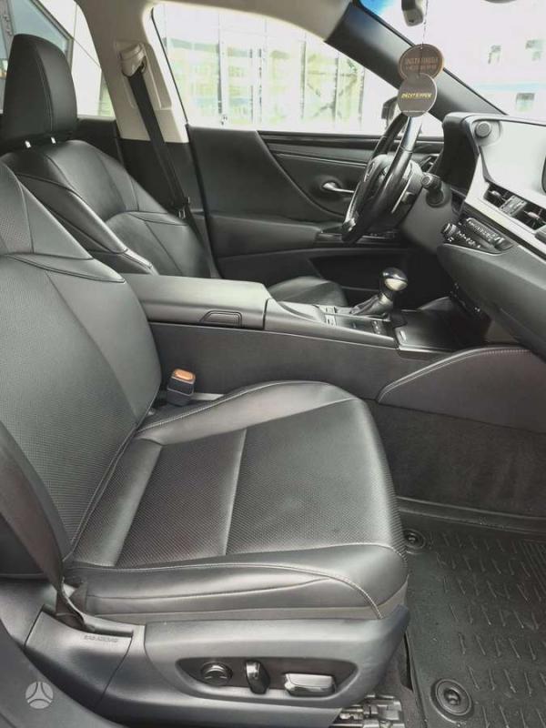 Melns Lexus ES 300 H 2020 Šauļi, ar dzinēja tilpumu 2.49 L un nobraukumu 242 tūkst. km par 19399 €, foto 7 vietnē AUTOMOTO.COM.LV