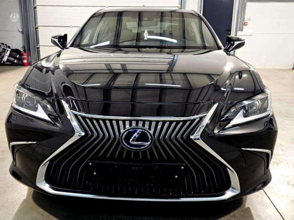 Black Lexus ES 300 H 2021 in Marijampole, with an engine capacity of 2.49 L and mileage of 276 thousand km for 20990 €, photo 2 on AUTOMOTO.COM.LV
