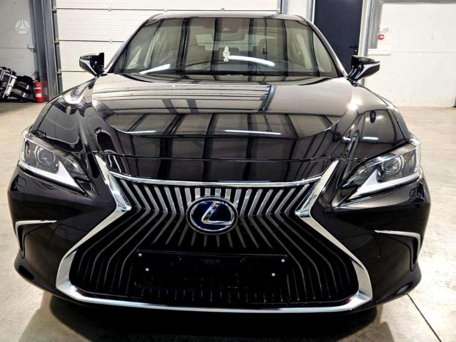 Black Lexus ES 300 H 2021 in Marijampole, with an engine capacity of 2.49 L and mileage of 276 thousand km for 20990 €, photo 2 on AUTOMOTO.COM.LV
