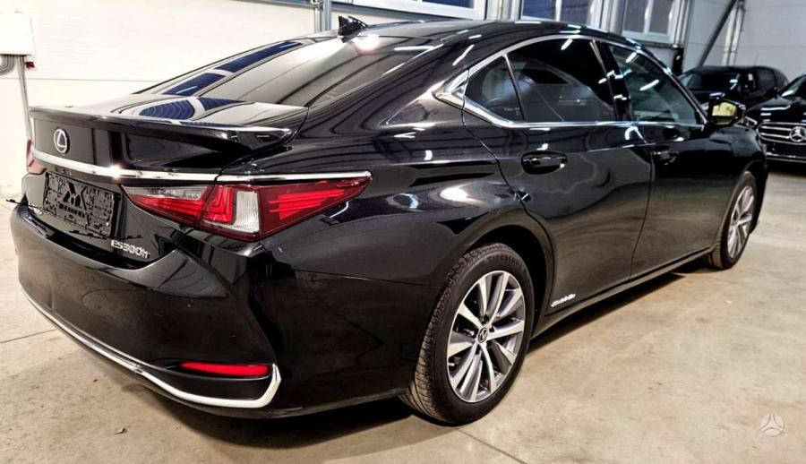 Black Lexus ES 300 H 2021 in Marijampole, with an engine capacity of 2.49 L and mileage of 276 thousand km for 20990 €, photo 4 on AUTOMOTO.COM.LV