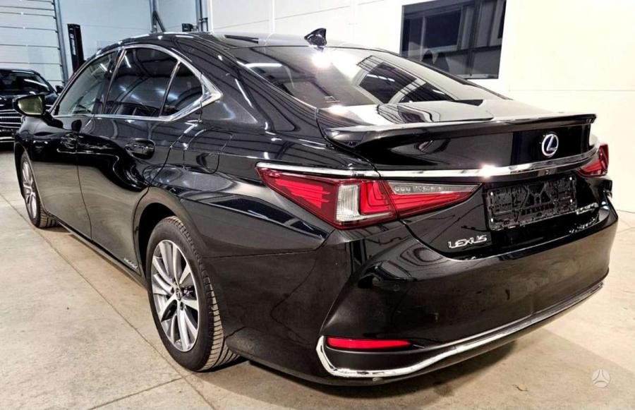 Black Lexus ES 300 H 2021 in Marijampole, with an engine capacity of 2.49 L and mileage of 276 thousand km for 20990 €, photo 6 on AUTOMOTO.COM.LV