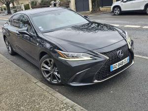 Melns Lexus ES 300 H 2021 Tauragė, ar dzinēja tilpumu 2.50 L un nobraukumu 260 tūkst. km par 23900 €, foto  vietnē AUTOMOTO.COM.LV
