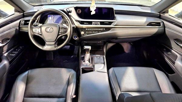 Black Lexus ES 300 H 2021 in Marijampole, with an engine capacity of 2.49 L and mileage of 274 thousand km for 19500 €, photo 9 on AUTOMOTO.COM.LV