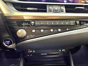 Melns Lexus ES 300 H 2021 Marijampole, ar dzinēja tilpumu 2.49 L un nobraukumu 274 tūkst. km par 19500 €, foto 14 vietnē AUTOMOTO.COM.LV