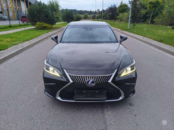 Black Lexus ES 300 H 2021 in Vilnius, with an engine capacity of 2.49 L and mileage of 198 thousand km for 18990 €, photo 2 on AUTOMOTO.COM.LV