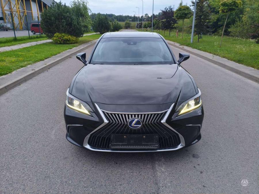 Black Lexus ES 300 H 2021 in Vilnius, with an engine capacity of 2.49 L and mileage of 198 thousand km for 18990 €, photo 3 on AUTOMOTO.COM.LV