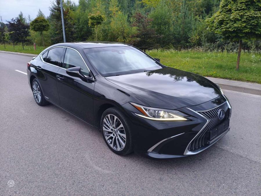 Black Lexus ES 300 H 2021 in Vilnius, with an engine capacity of 2.49 L and mileage of 198 thousand km for 18990 €, photo 4 on AUTOMOTO.COM.LV