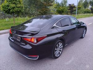Black Lexus ES 300 H 2021 in Vilnius, with an engine capacity of 2.49 L and mileage of 198 thousand km for 18990 €, photo 5 on AUTOMOTO.COM.LV
