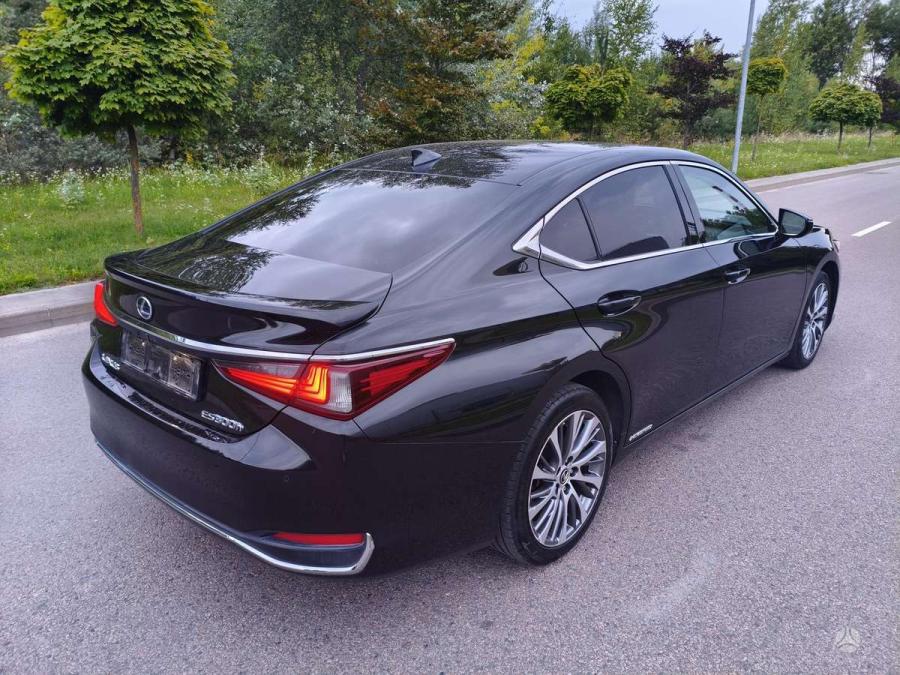 Black Lexus ES 300 H 2021 in Vilnius, with an engine capacity of 2.49 L and mileage of 198 thousand km for 18990 €, photo 5 on AUTOMOTO.COM.LV