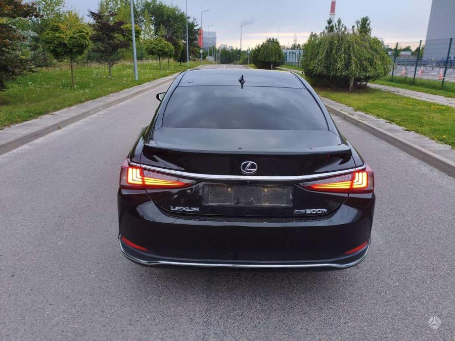 Black Lexus ES 300 H 2021 in Vilnius, with an engine capacity of 2.49 L and mileage of 198 thousand km for 18990 €, photo 6 on AUTOMOTO.COM.LV