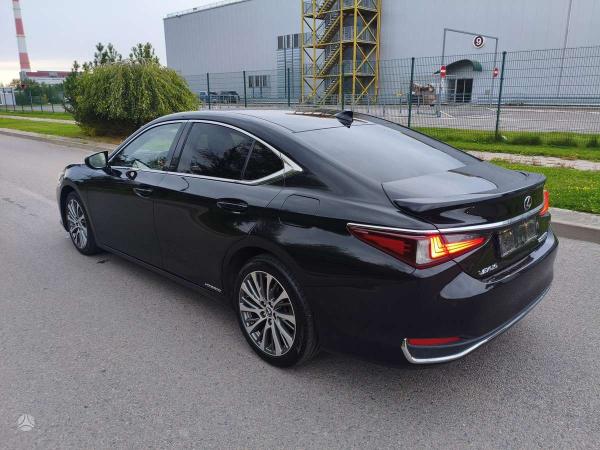 Black Lexus ES 300 H 2021 in Vilnius, with an engine capacity of 2.49 L and mileage of 198 thousand km for 18990 €, photo 6 on AUTOMOTO.COM.LV