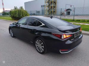 Black Lexus ES 300 H 2021 in Vilnius, with an engine capacity of 2.49 L and mileage of 198 thousand km for 18990 €, photo 7 on AUTOMOTO.COM.LV