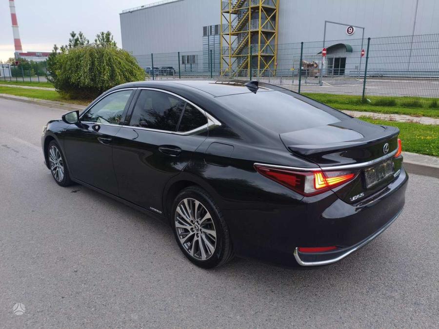 Black Lexus ES 300 H 2021 in Vilnius, with an engine capacity of 2.49 L and mileage of 198 thousand km for 18990 €, photo 7 on AUTOMOTO.COM.LV