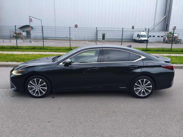 Black Lexus ES 300 H 2021 in Vilnius, with an engine capacity of 2.49 L and mileage of 198 thousand km for 18990 €, photo 7 on AUTOMOTO.COM.LV