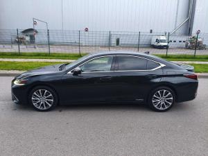 Black Lexus ES 300 H 2021 in Vilnius, with an engine capacity of 2.49 L and mileage of 198 thousand km for 18990 €, photo 8 on AUTOMOTO.COM.LV