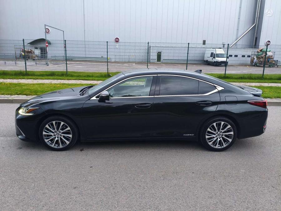Black Lexus ES 300 H 2021 in Vilnius, with an engine capacity of 2.49 L and mileage of 198 thousand km for 18990 €, photo 8 on AUTOMOTO.COM.LV