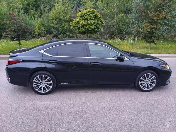 Black Lexus ES 300 H 2021 in Vilnius, with an engine capacity of 2.49 L and mileage of 198 thousand km for 18990 €, photo 8 on AUTOMOTO.COM.LV