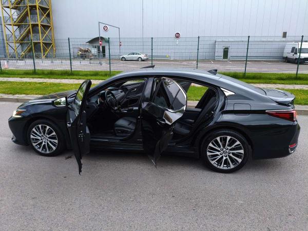 Black Lexus ES 300 H 2021 in Vilnius, with an engine capacity of 2.49 L and mileage of 198 thousand km for 18990 €, photo 9 on AUTOMOTO.COM.LV