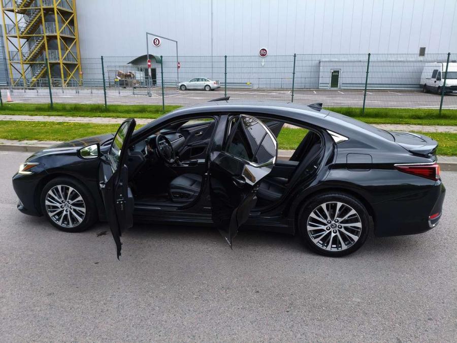 Black Lexus ES 300 H 2021 in Vilnius, with an engine capacity of 2.49 L and mileage of 198 thousand km for 18990 €, photo 10 on AUTOMOTO.COM.LV
