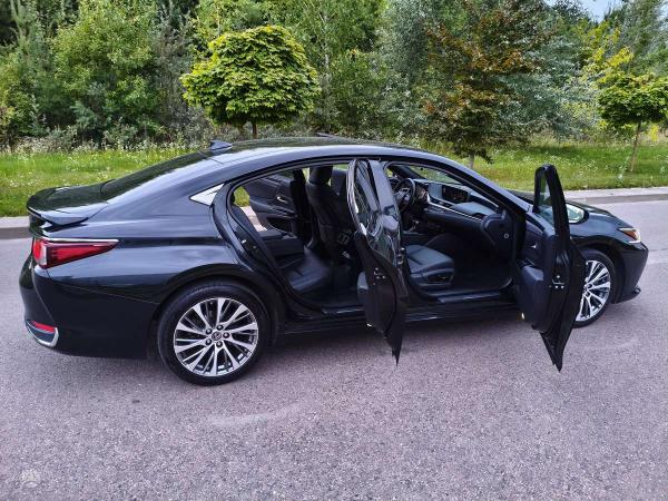 Black Lexus ES 300 H 2021 in Vilnius, with an engine capacity of 2.49 L and mileage of 198 thousand km for 18990 €, photo 10 on AUTOMOTO.COM.LV