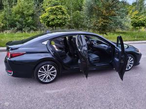 Black Lexus ES 300 H 2021 in Vilnius, with an engine capacity of 2.49 L and mileage of 198 thousand km for 18990 €, photo 11 on AUTOMOTO.COM.LV