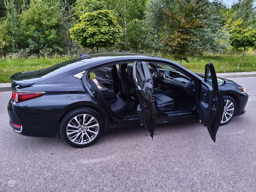 Black Lexus ES 300 H 2021 in Vilnius, with an engine capacity of 2.49 L and mileage of 198 thousand km for 18990 €, photo 11 on AUTOMOTO.COM.LV