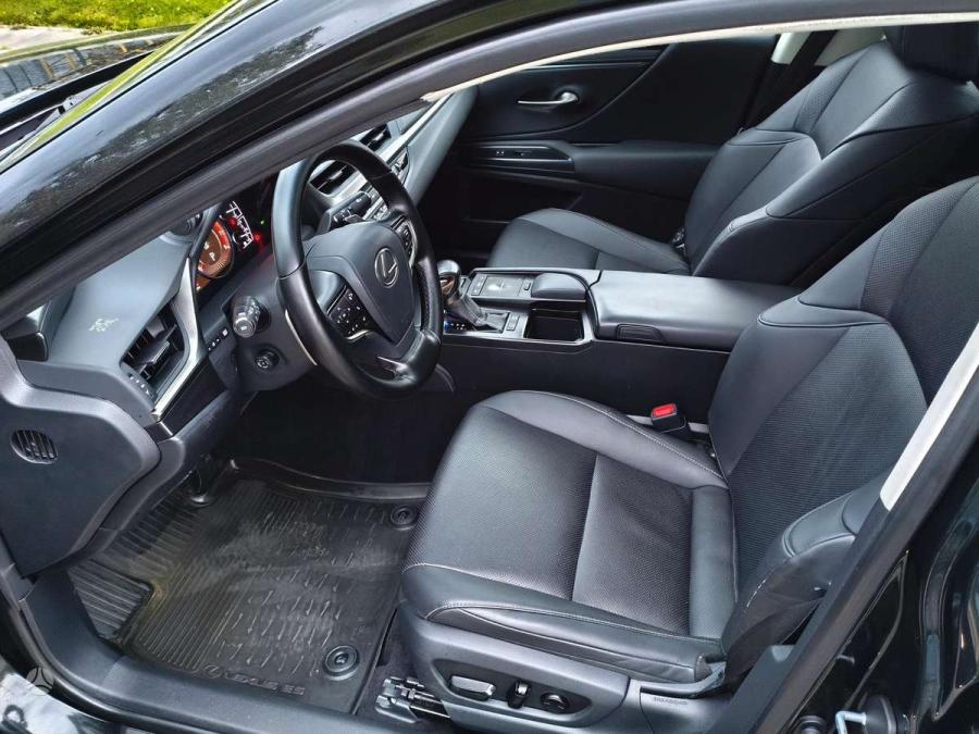 Black Lexus ES 300 H 2021 in Vilnius, with an engine capacity of 2.49 L and mileage of 198 thousand km for 18990 €, photo 12 on AUTOMOTO.COM.LV