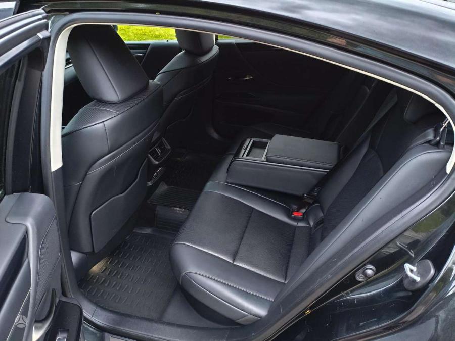 Black Lexus ES 300 H 2021 in Vilnius, with an engine capacity of 2.49 L and mileage of 198 thousand km for 18990 €, photo 13 on AUTOMOTO.COM.LV
