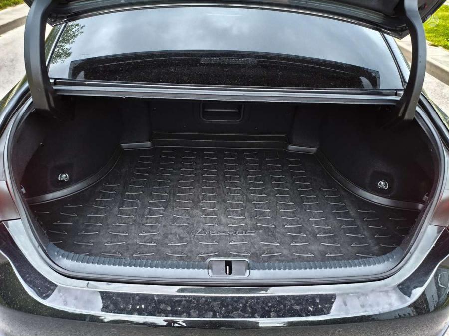 Black Lexus ES 300 H 2021 in Vilnius, with an engine capacity of 2.49 L and mileage of 198 thousand km for 18990 €, photo 14 on AUTOMOTO.COM.LV