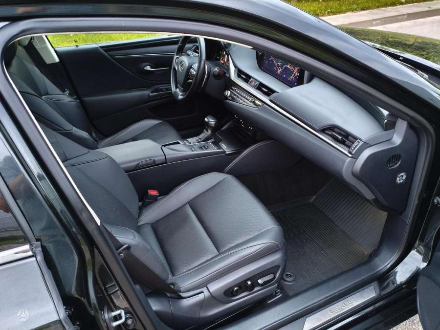 Black Lexus ES 300 H 2021 in Vilnius, with an engine capacity of 2.49 L and mileage of 198 thousand km for 18990 €, photo 16 on AUTOMOTO.COM.LV