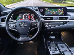 Black Lexus ES 300 H 2021 in Vilnius, with an engine capacity of 2.49 L and mileage of 198 thousand km for 18990 €, photo 18 on AUTOMOTO.COM.LV