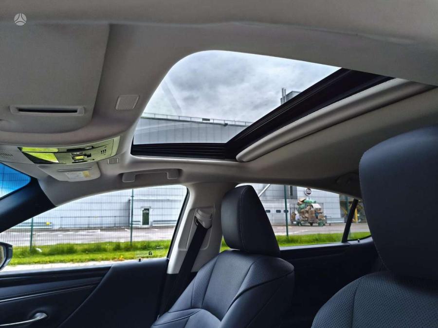 Black Lexus ES 300 H 2021 in Vilnius, with an engine capacity of 2.49 L and mileage of 198 thousand km for 18990 €, photo 20 on AUTOMOTO.COM.LV