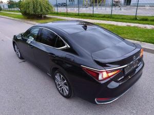 Black Lexus ES 300 H 2021 in Vilnius, with an engine capacity of 2.49 L and mileage of 198 thousand km for 18990 €, photo 25 on AUTOMOTO.COM.LV