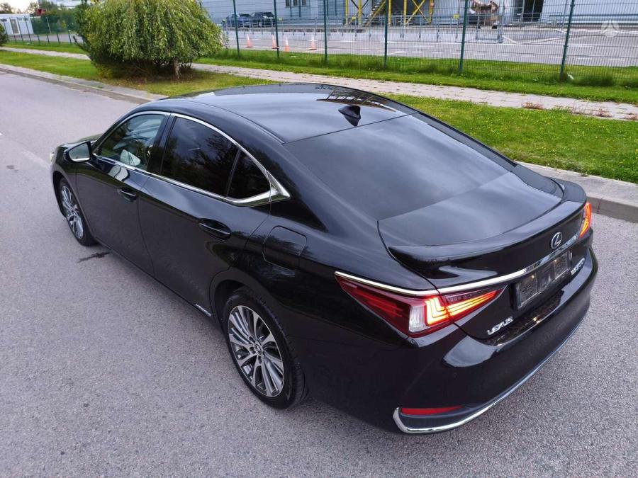 Black Lexus ES 300 H 2021 in Vilnius, with an engine capacity of 2.49 L and mileage of 198 thousand km for 18990 €, photo 25 on AUTOMOTO.COM.LV