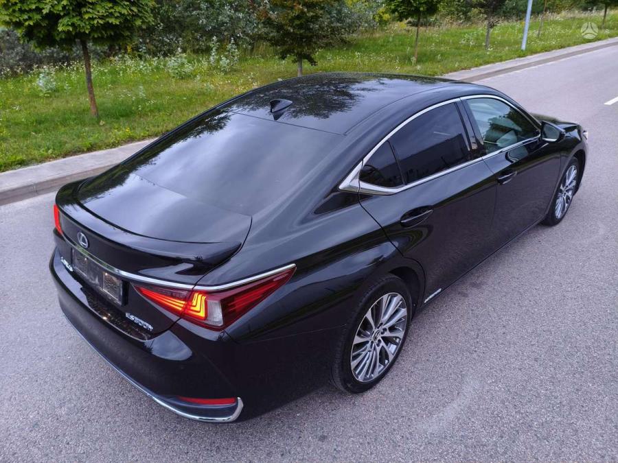 Black Lexus ES 300 H 2021 in Vilnius, with an engine capacity of 2.49 L and mileage of 198 thousand km for 18990 €, photo 26 on AUTOMOTO.COM.LV