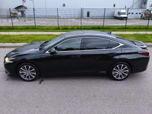 Black Lexus ES 300 H 2021 in Vilnius, with an engine capacity of 2.49 L and mileage of 198 thousand km for 18990 €, photo 27 on AUTOMOTO.COM.LV