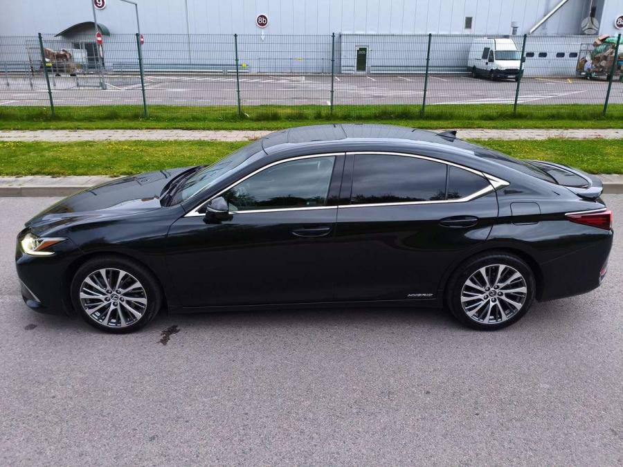 Black Lexus ES 300 H 2021 in Vilnius, with an engine capacity of 2.49 L and mileage of 198 thousand km for 18990 €, photo 27 on AUTOMOTO.COM.LV