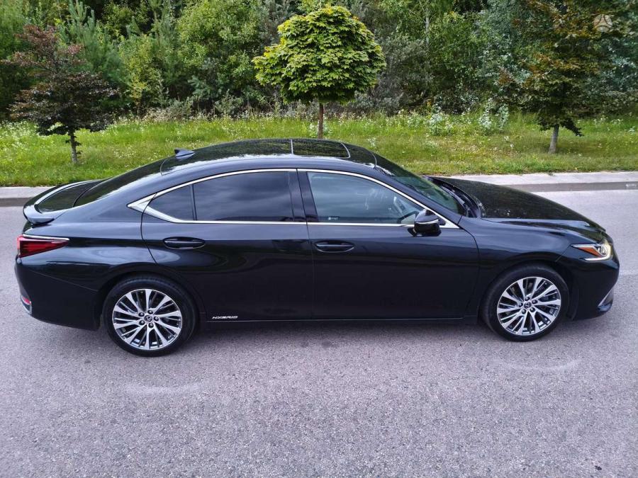 Black Lexus ES 300 H 2021 in Vilnius, with an engine capacity of 2.49 L and mileage of 198 thousand km for 18990 €, photo 28 on AUTOMOTO.COM.LV