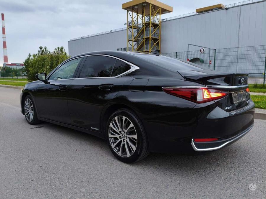 Black Lexus ES 300 H 2021 in Vilnius, with an engine capacity of 2.49 L and mileage of 198 thousand km for 18990 €, photo 31 on AUTOMOTO.COM.LV