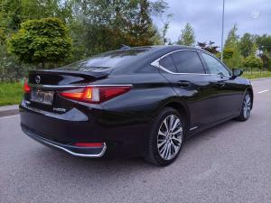 Black Lexus ES 300 H 2021 in Vilnius, with an engine capacity of 2.49 L and mileage of 198 thousand km for 18990 €, photo 32 on AUTOMOTO.COM.LV