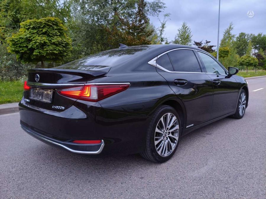 Black Lexus ES 300 H 2021 in Vilnius, with an engine capacity of 2.49 L and mileage of 198 thousand km for 18990 €, photo 32 on AUTOMOTO.COM.LV