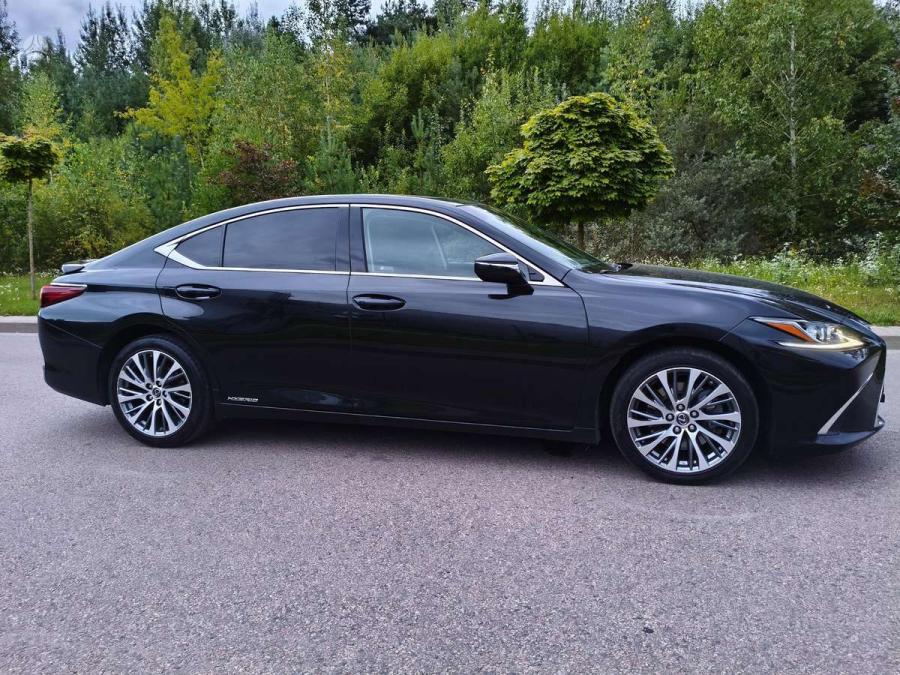 Black Lexus ES 300 H 2021 in Vilnius, with an engine capacity of 2.49 L and mileage of 198 thousand km for 18990 €, photo 33 on AUTOMOTO.COM.LV
